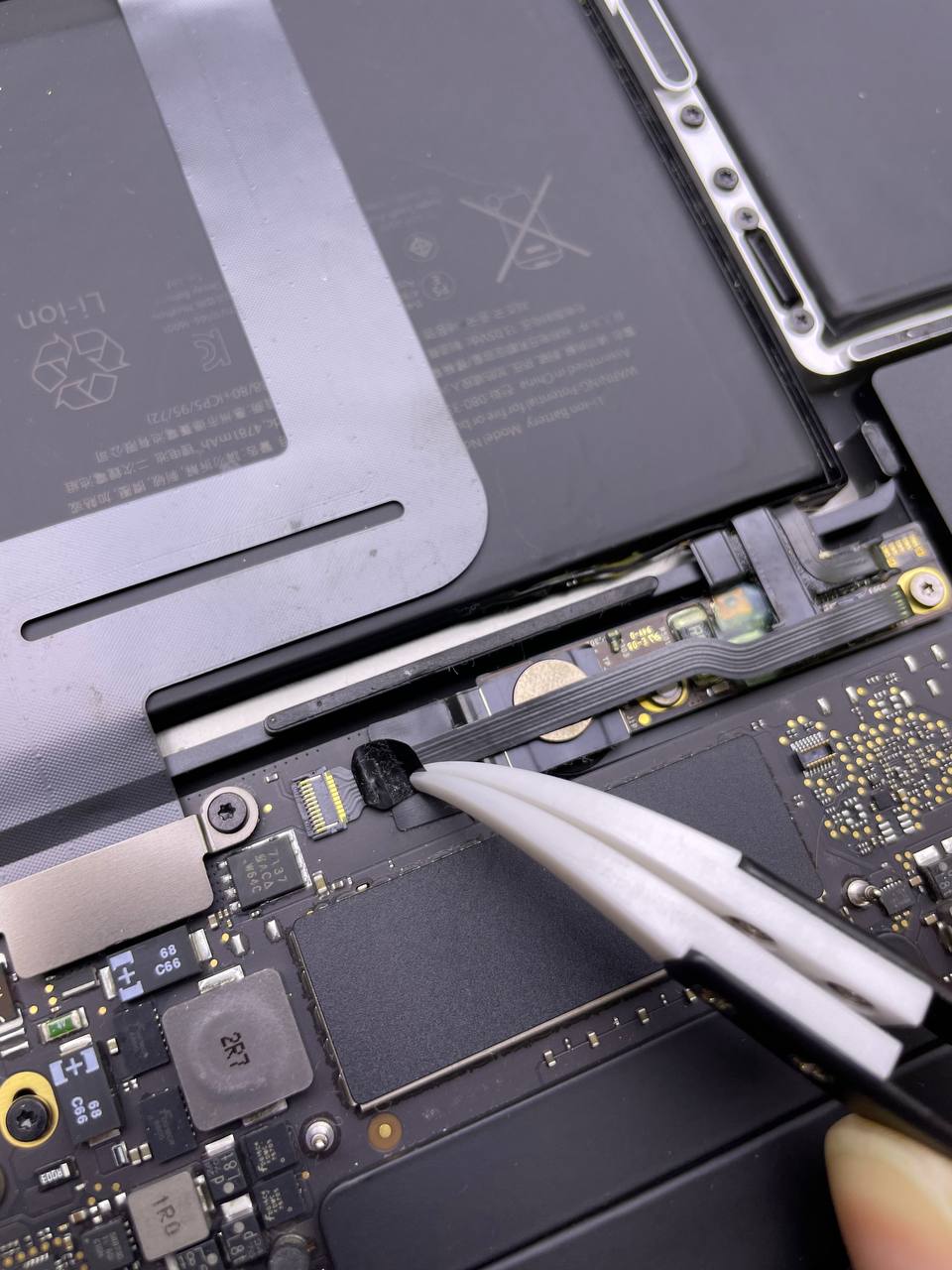 MacBook Pro 13 A1708 2017 Display Assembly Replacement - TechToro.io