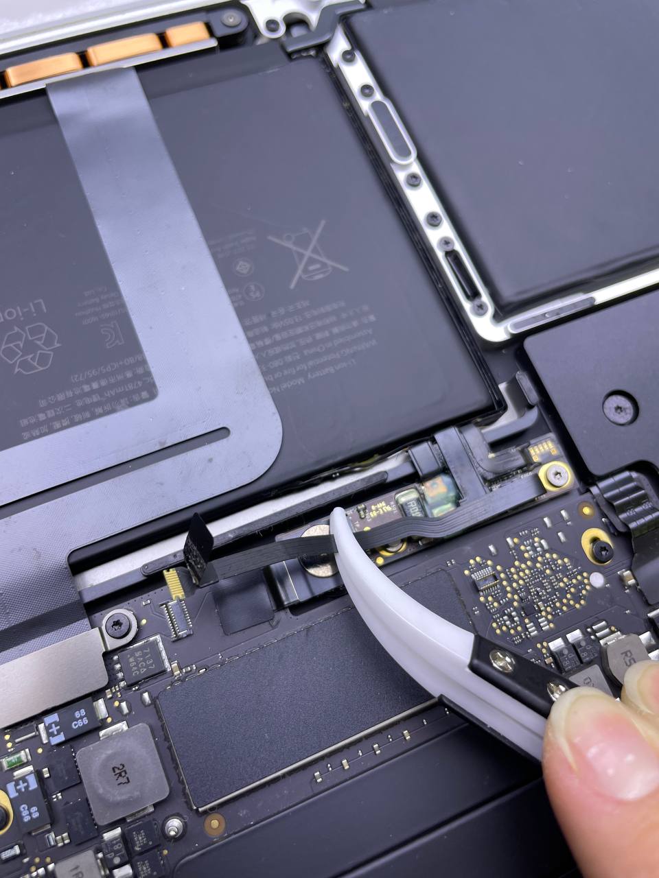 MacBook Pro 13 A1708 2017 Display Assembly Replacement - TechToro.io