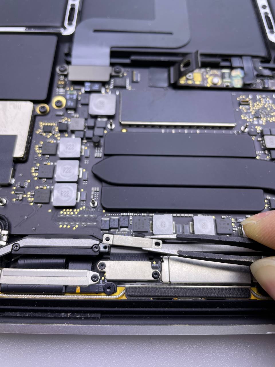 MacBook Pro 13 A1708 2017 Display Assembly Replacement - TechToro.io