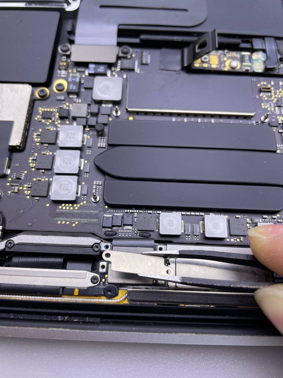 MacBook Pro 13 A1708 2017 Display Assembly Replacement - TechToro.io