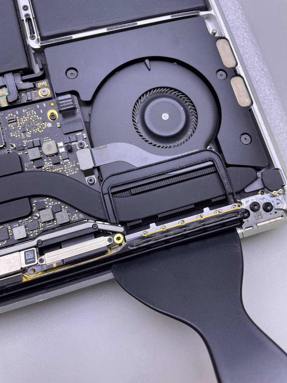 MacBook Pro 13 A1708 2017 Display Assembly Replacement - TechToro.io