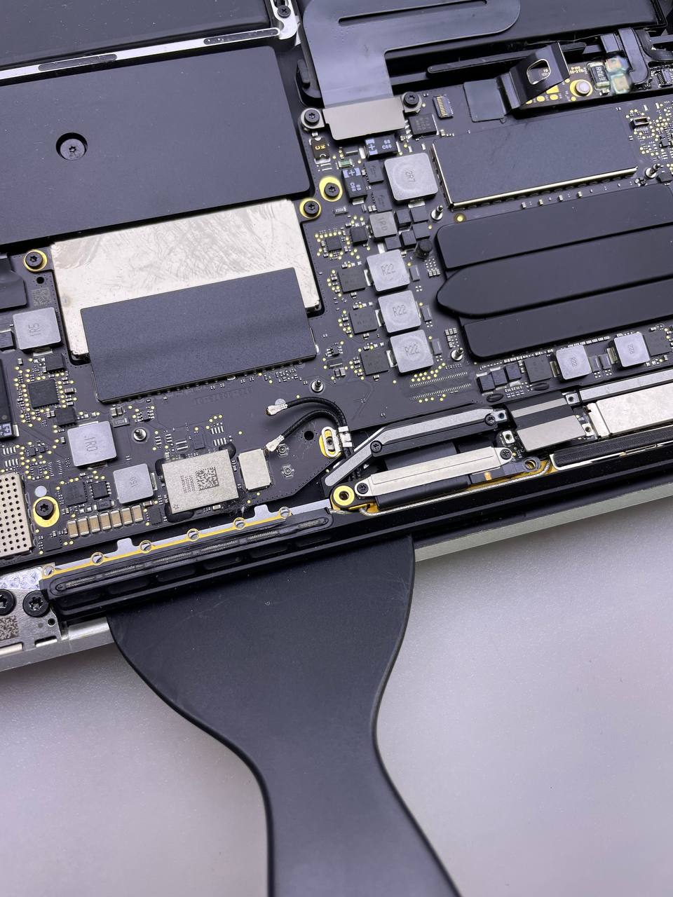MacBook Pro 13 A1708 2017 Display Assembly Replacement - TechToro.io