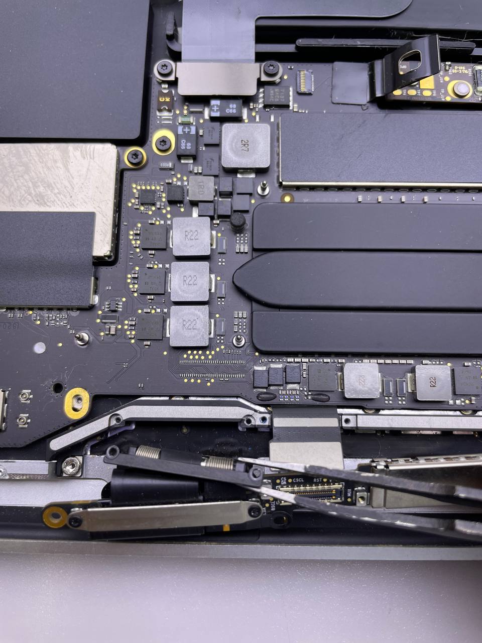 MacBook Pro 13 A1708 2017 Display Assembly Replacement - TechToro.io