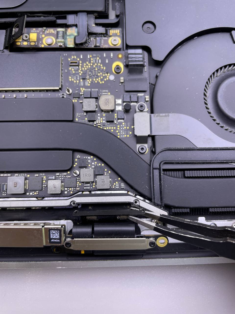 MacBook Pro 13 A1708 2017 Display Assembly Replacement - TechToro.io