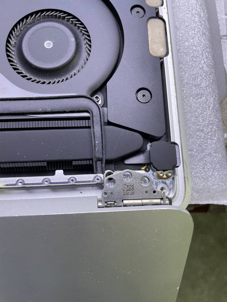 MacBook Pro 13 A1708 2017 Display Assembly Replacement - TechToro.io