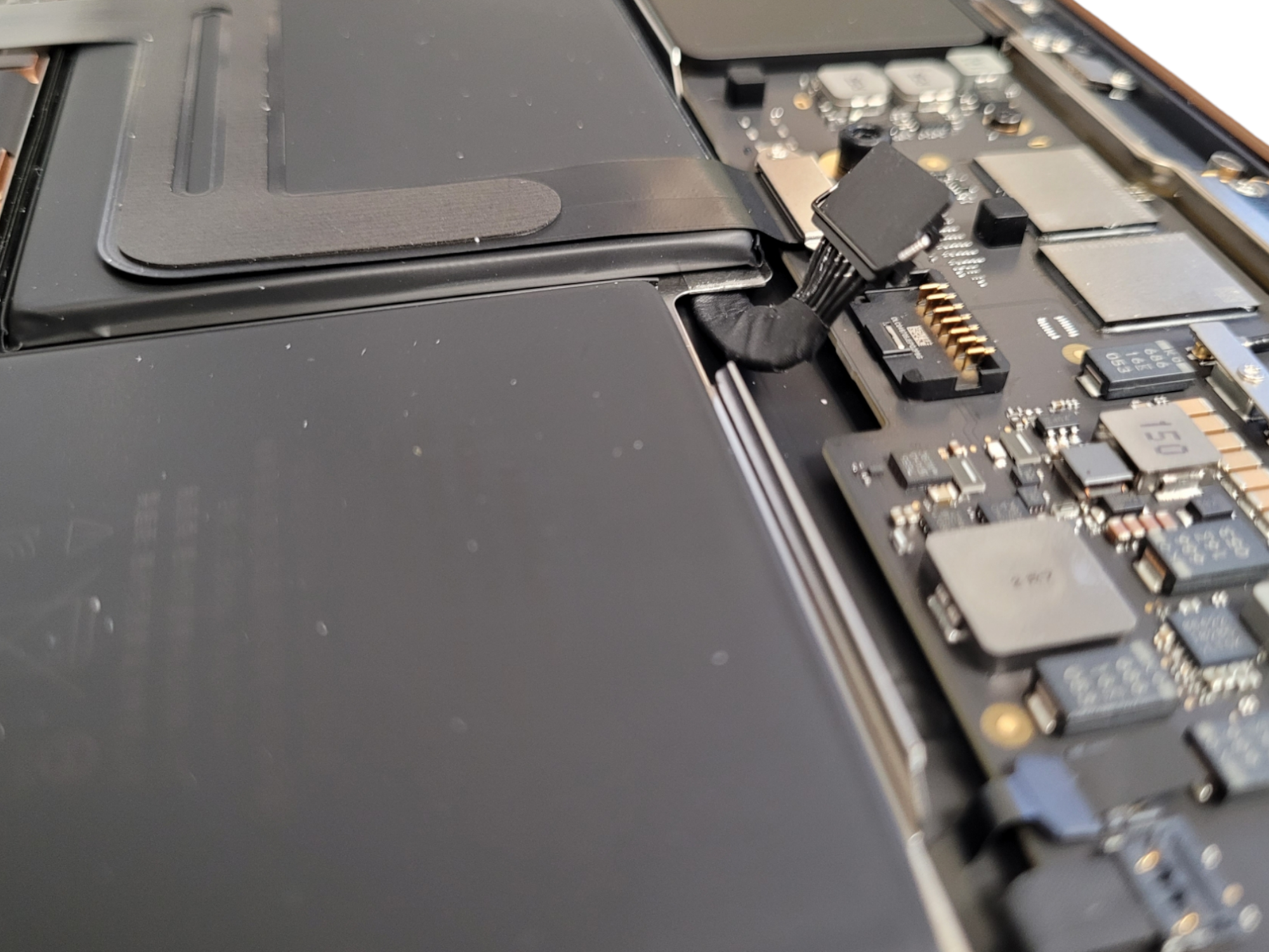 MacBook Air 13 A2337 Screen Replacement: how-to guide - TechToro.io