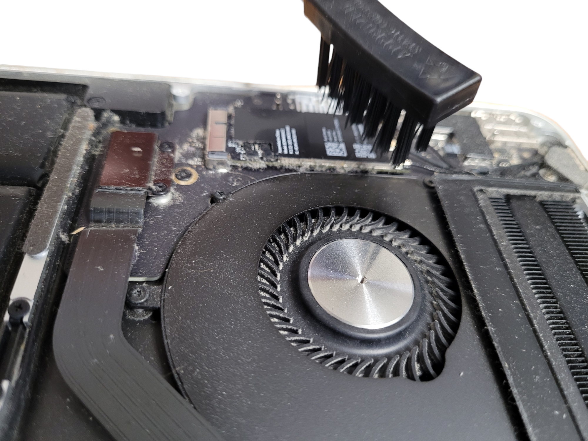 How to clean MacBook fan - TechToro.io