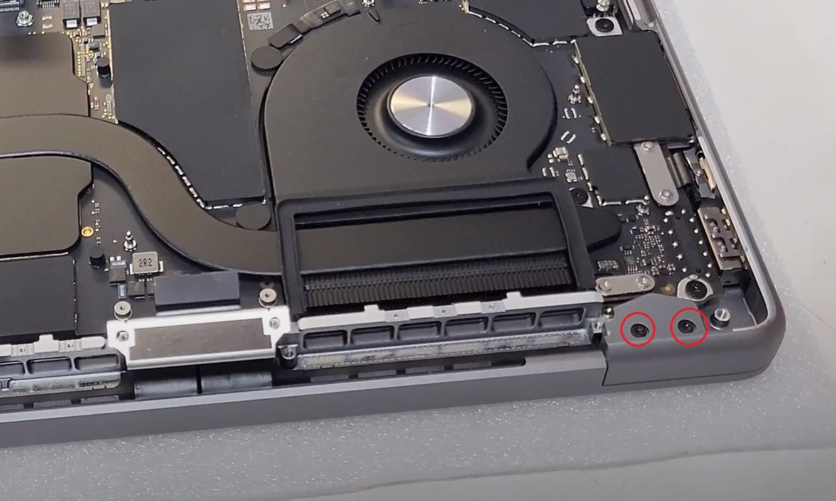 How to replace a MacBook Pro screen - TechToro.io