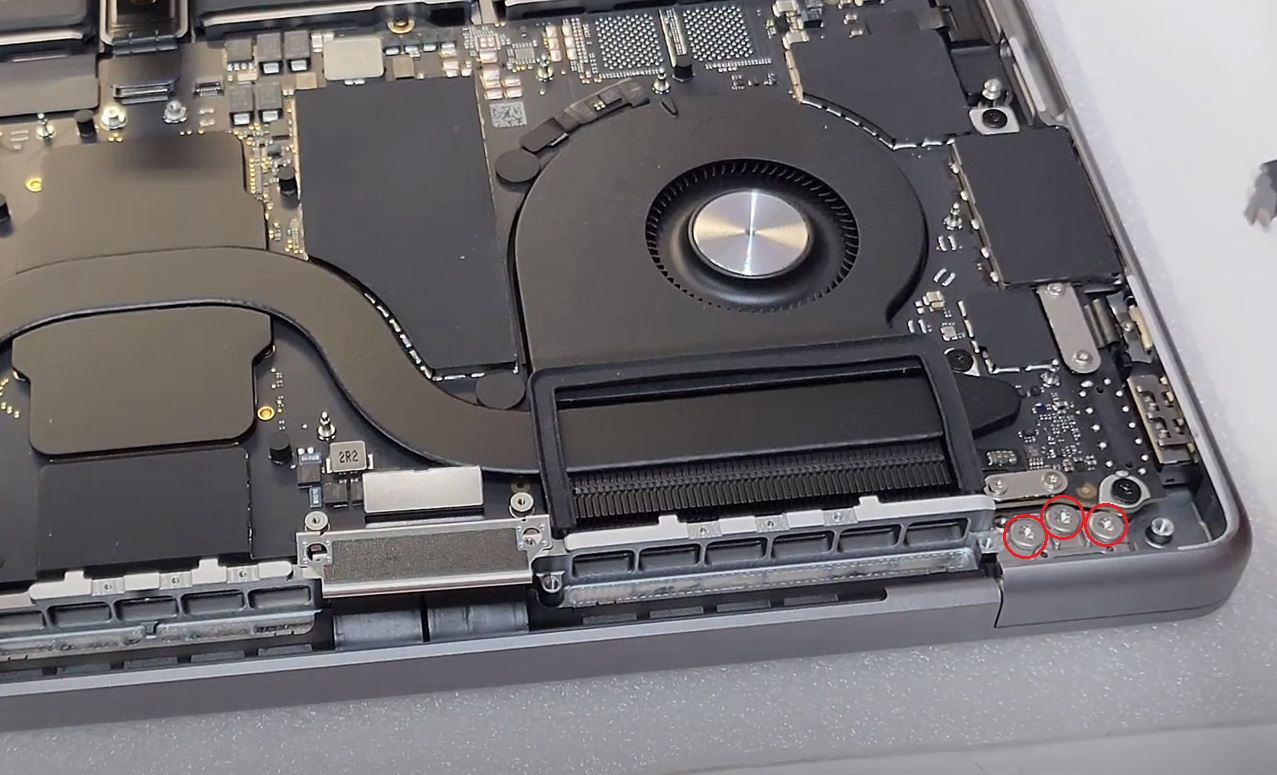 How to replace a MacBook Pro screen - TechToro.io