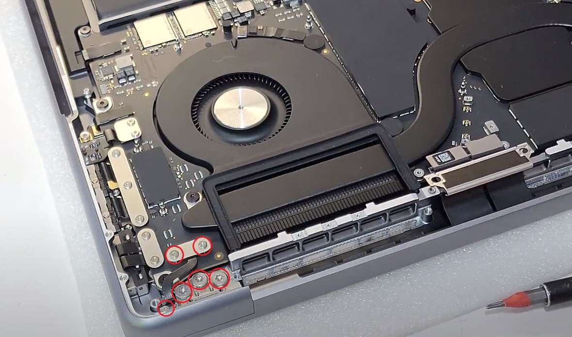 How to replace a MacBook Pro screen - TechToro.io