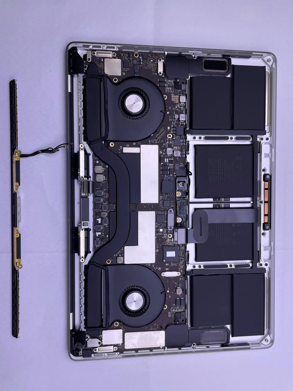How to replace a MacBook Pro screen - TechToro.io