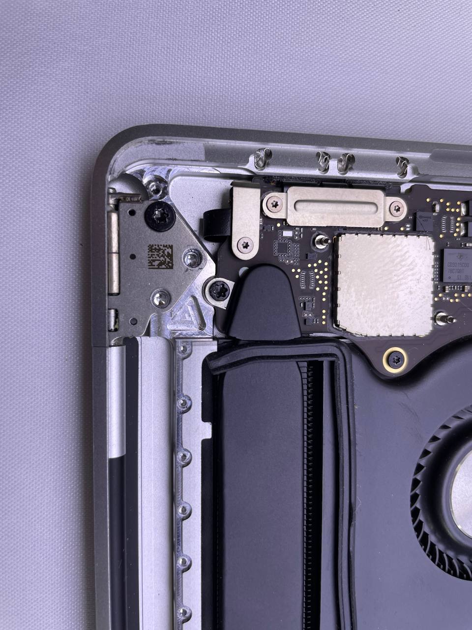 How to replace a MacBook Pro screen - TechToro.io