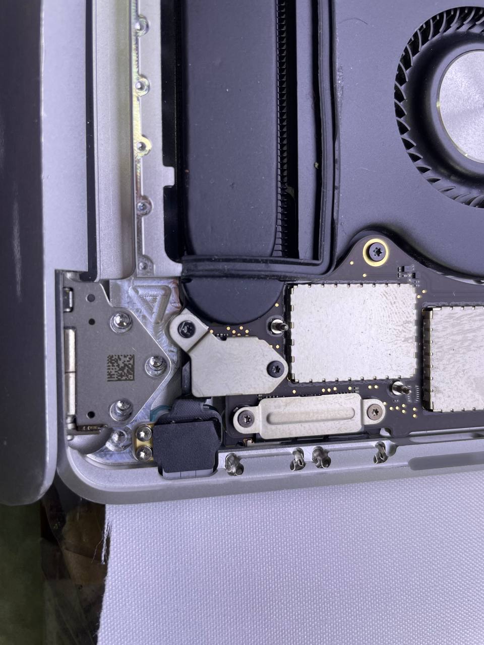 How to replace a MacBook Pro screen - TechToro.io