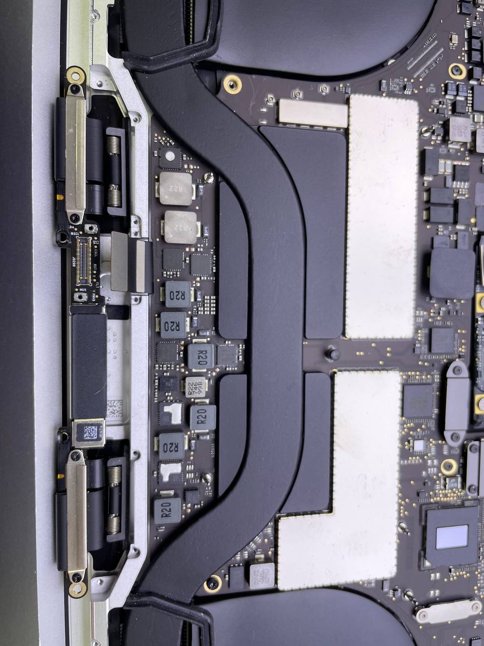 How to replace a MacBook Pro screen - TechToro.io